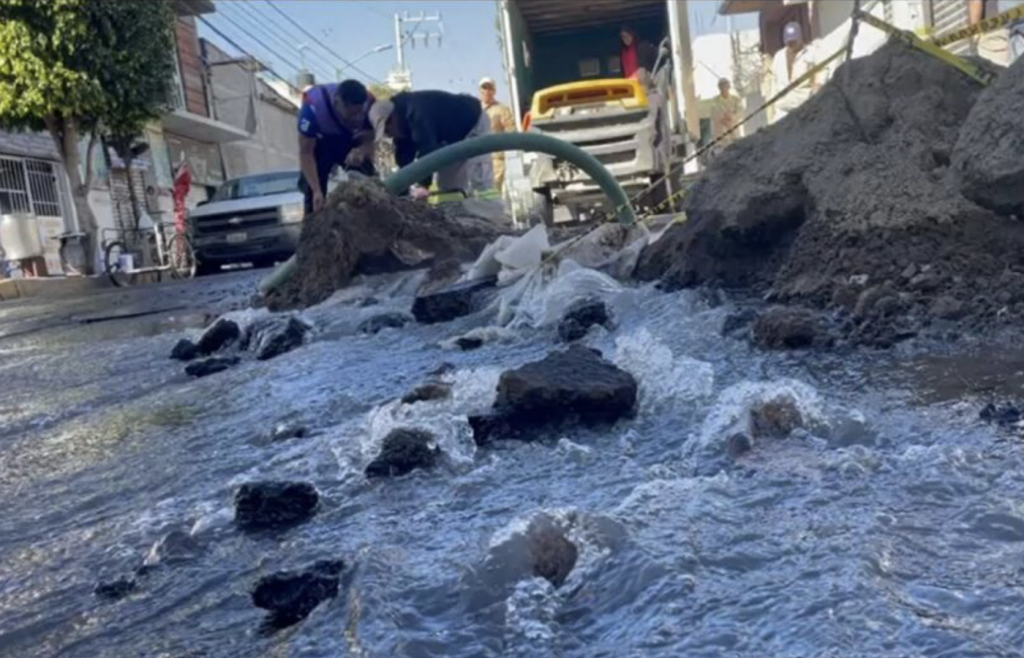 Cdmx- En pleno desabasto, siguen las mega fugas de agua en la CDMX; así puedes reportarlas (TV ...